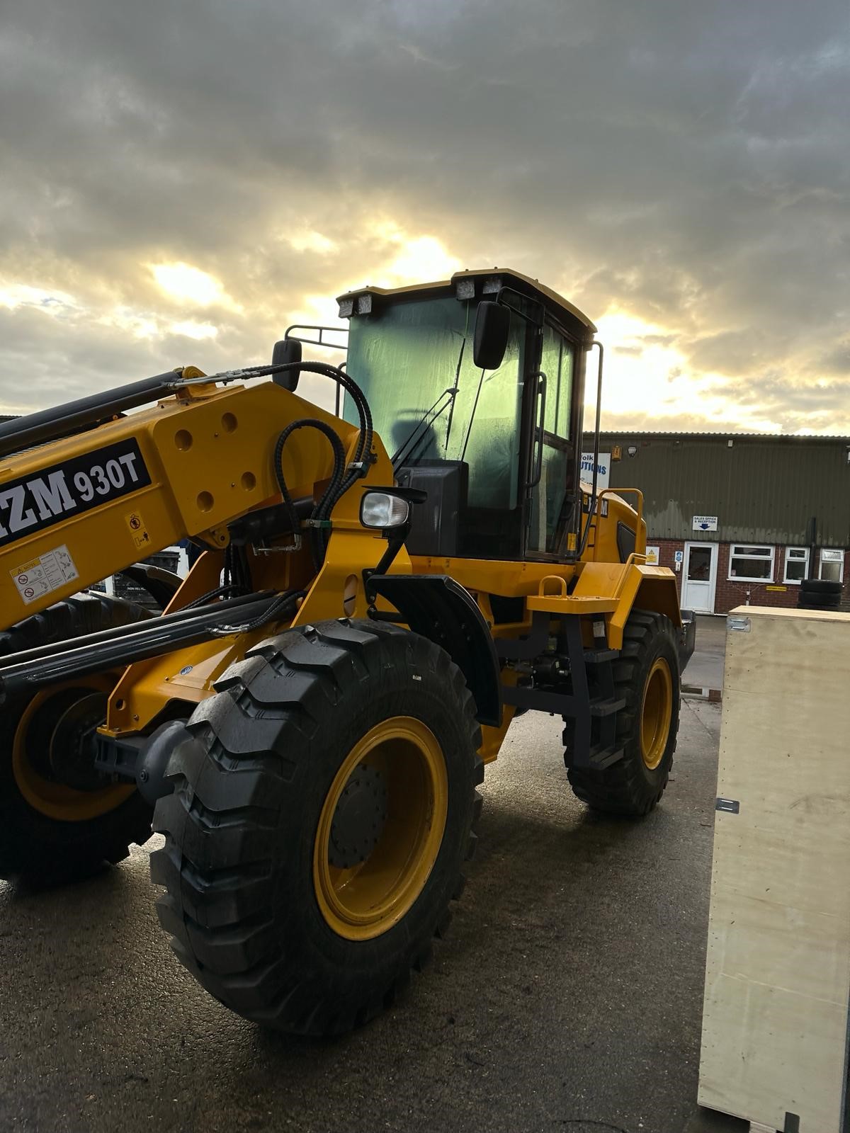 HZM 930T 3 TON LIFT PIVOT STEER TELEPORTER | North Norfolk Vehicle ...
